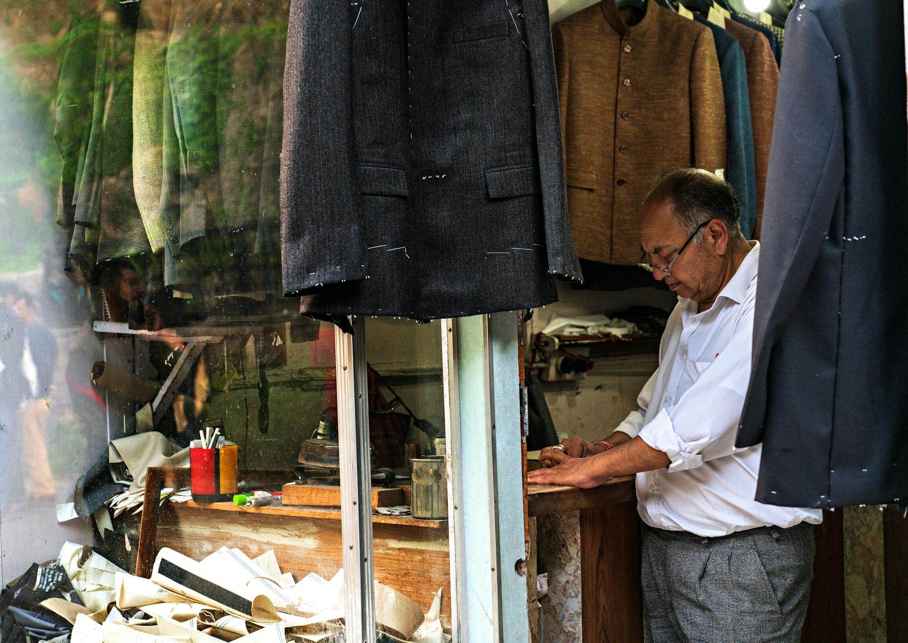 How To Get Clients For Your Custom Glass Fabrication Business Logomakershop Blog